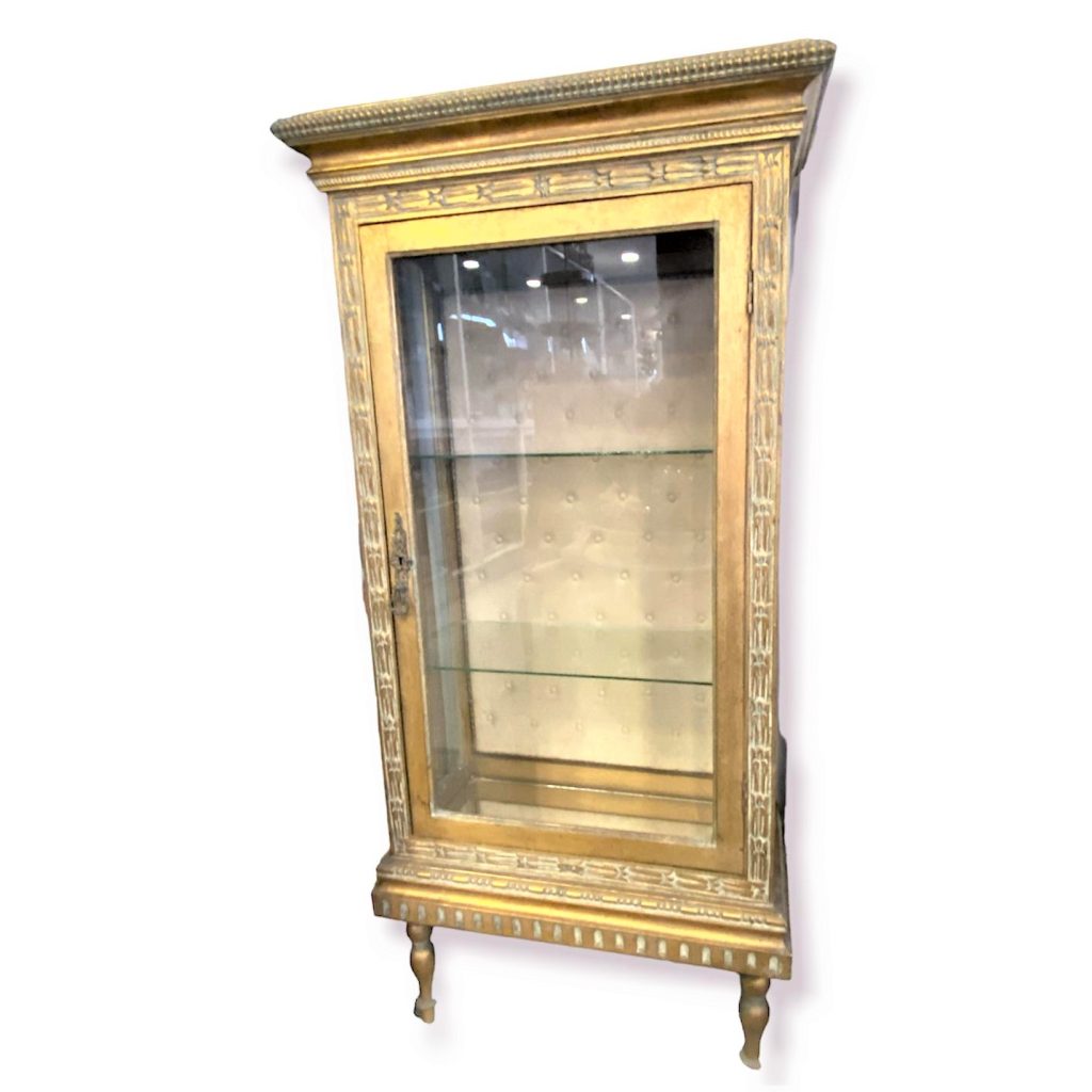 Movel Vitrine Madeira Dourada Almofadada 1200x620x300mm – Back2Life.pt